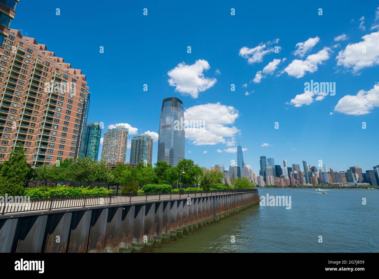 Waterfront residential building hi-res stock photography and images - Alamy