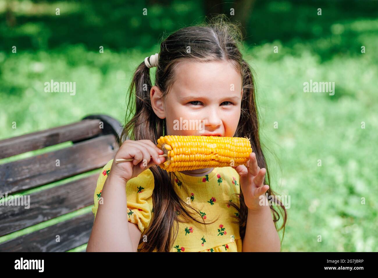 Family eating boiled sweet corn hi-res stock photography and images - Alamy