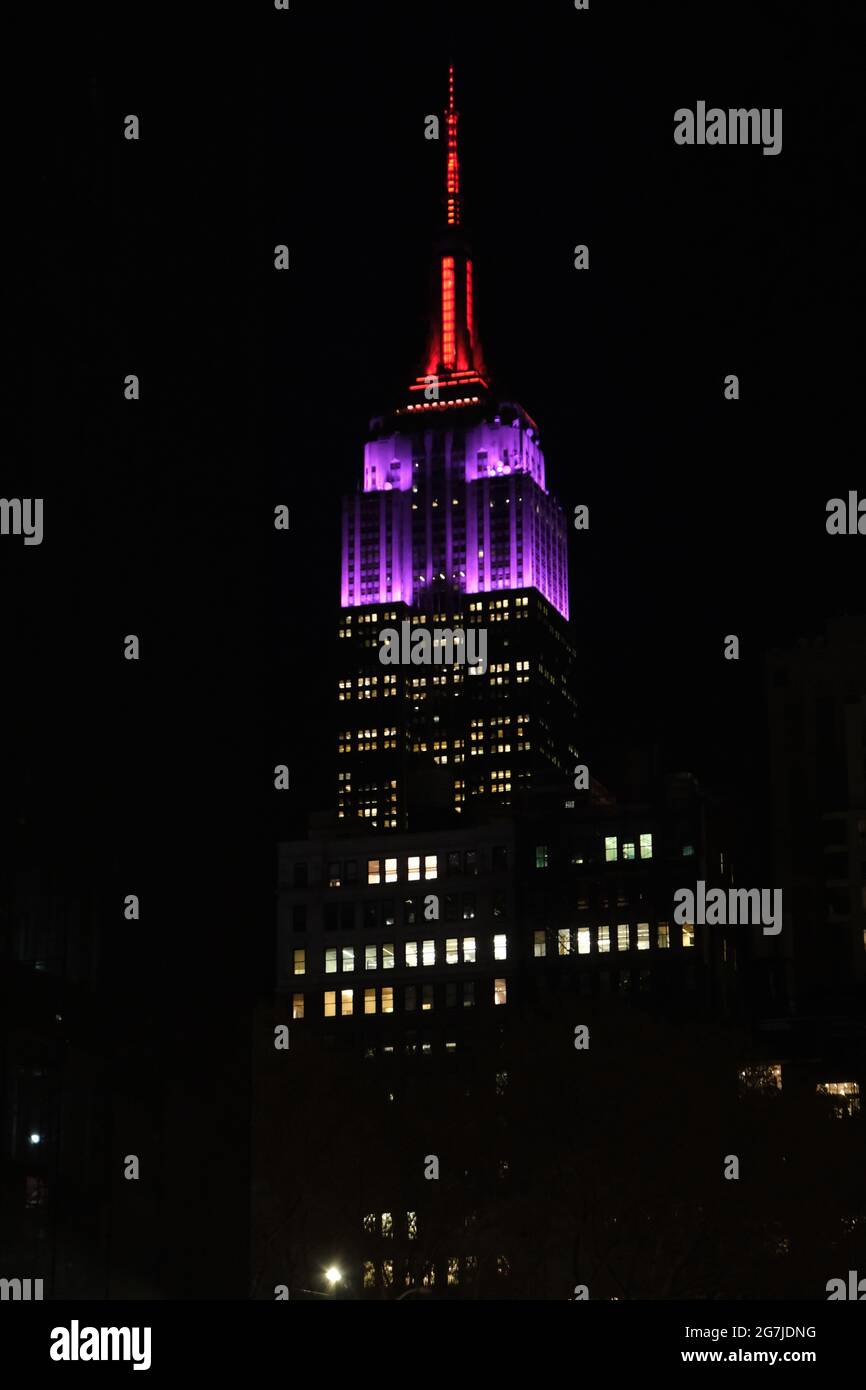Empire state building at night Stock Photo - Alamy