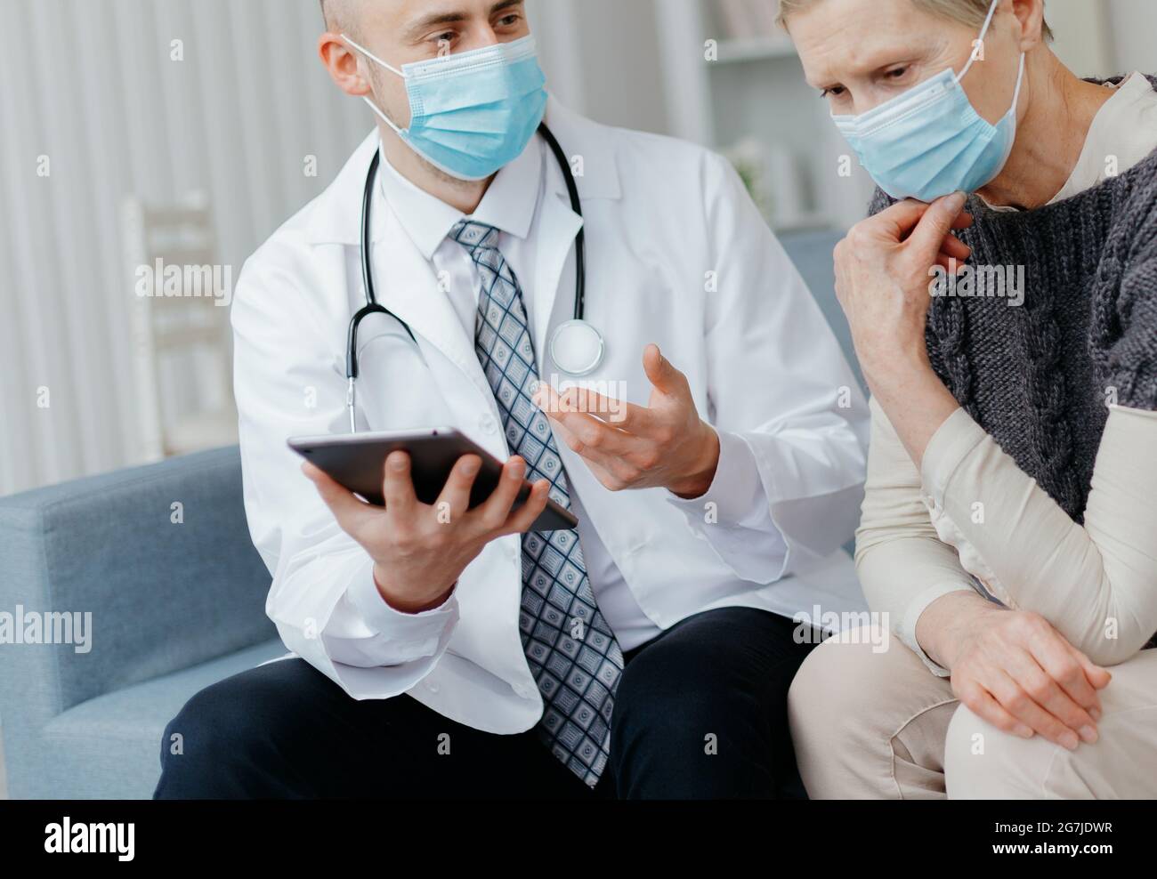 Doctor explaining something patient hi-res stock photography and images ...