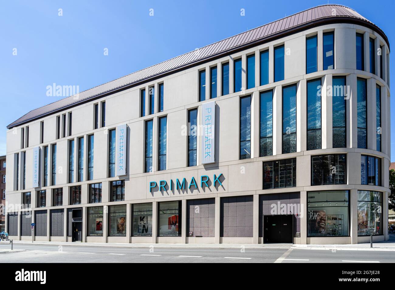 Primark shop sign building hi-res stock photography and images - Alamy
