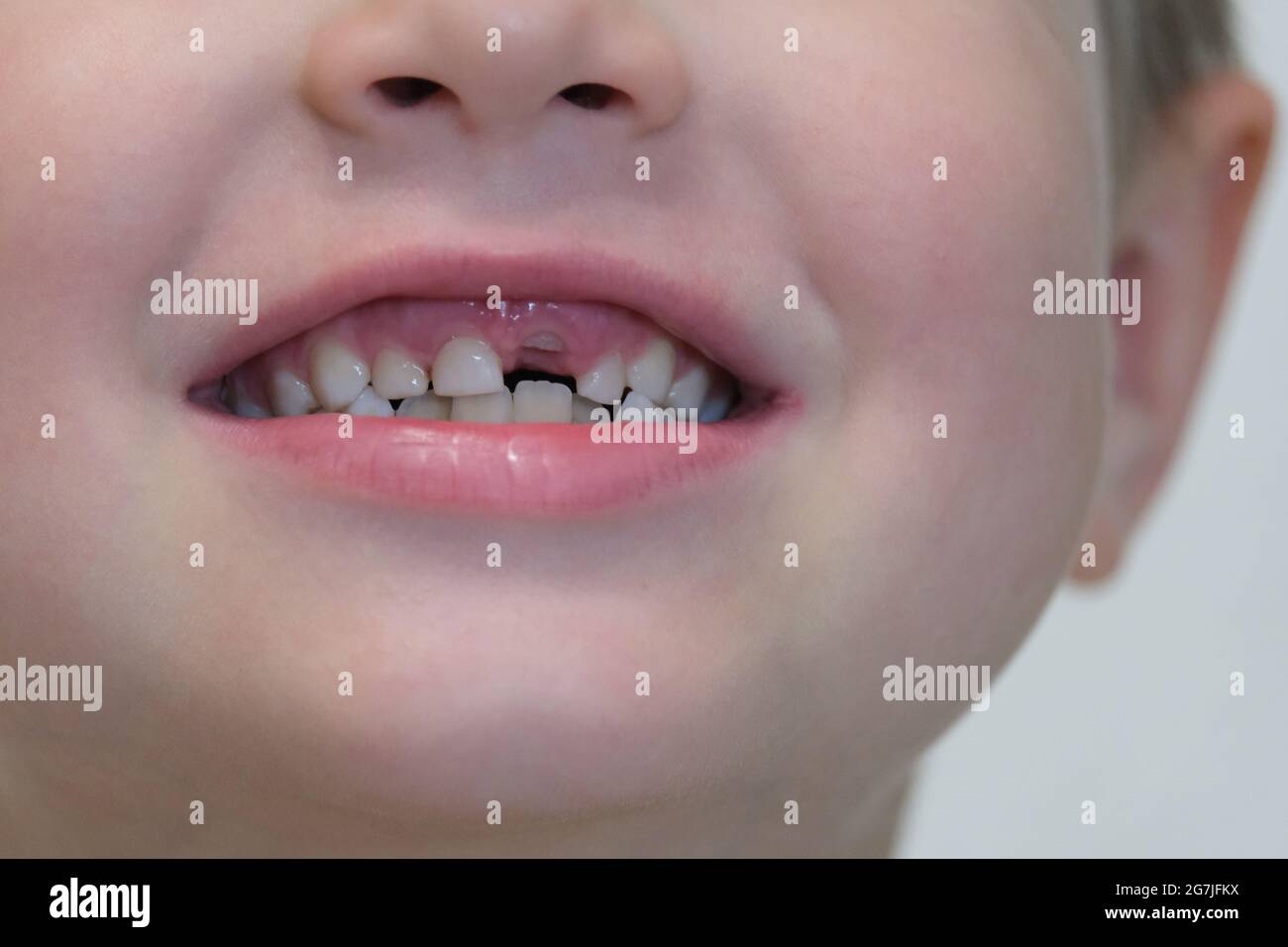 Happy face without teeth hi-res stock photography and images - Alamy