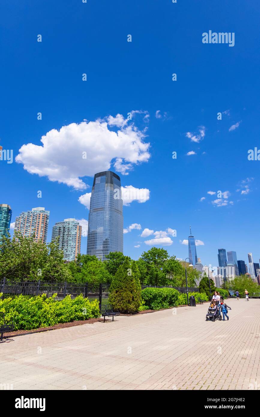 Waterfront mansion hi-res stock photography and images - Alamy