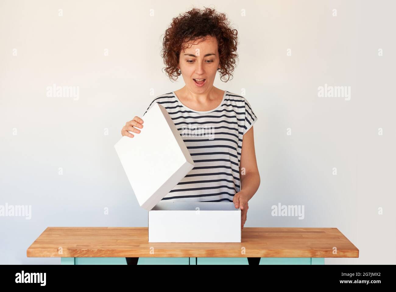 Opens box hi-res stock photography and images - Alamy