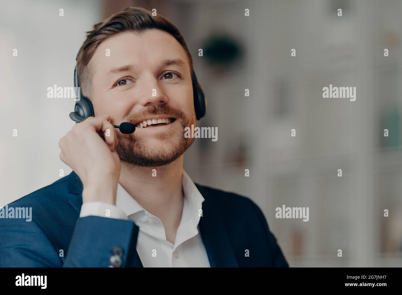 Consulting customer happy office hi-res stock photography and images ...