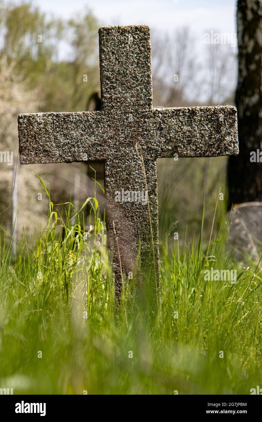 A cross at rural cemetery with green grass Stock Photo - Alamy