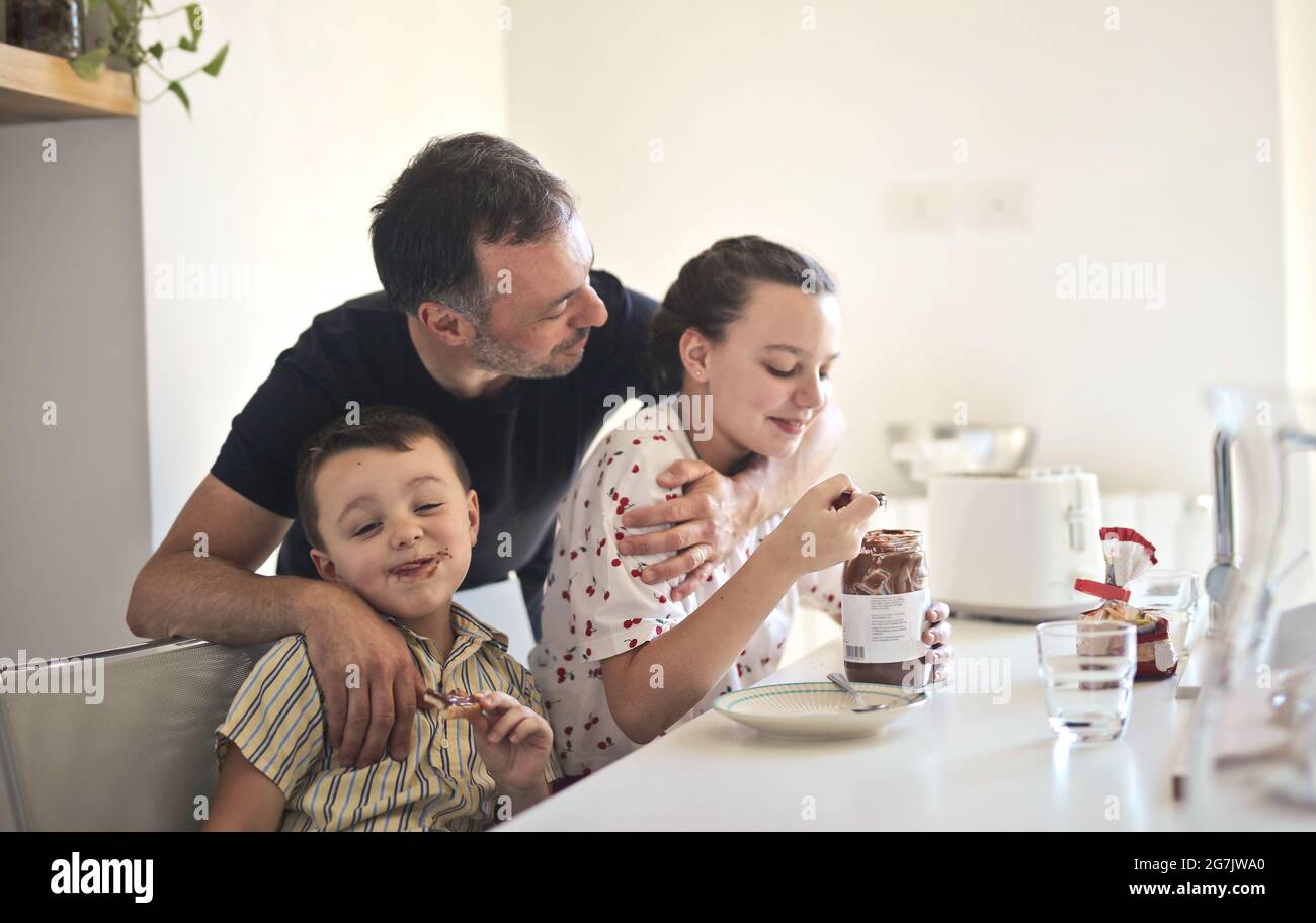 Dad father baby daughter hugging hi-res stock photography and images - Alamy