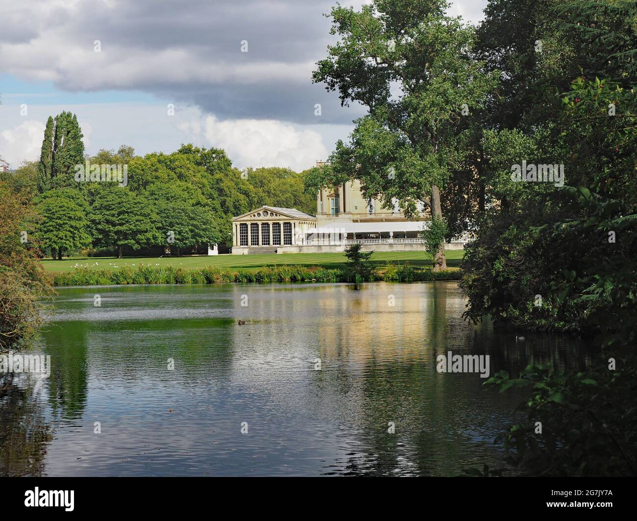 Back of buckingham palace hi-res stock photography and images - Alamy