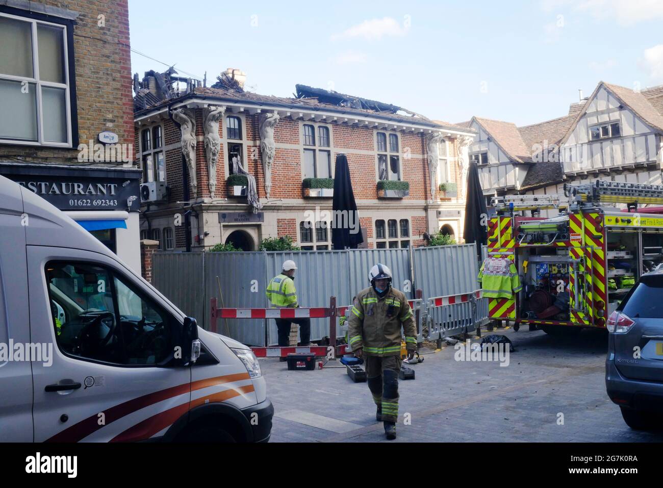 Fire burning through roof hi-res stock photography and images - Alamy
