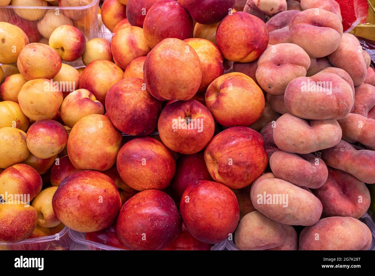 Fresh ripe peaches on the counter of a farm shop Stock Photo - Alamy