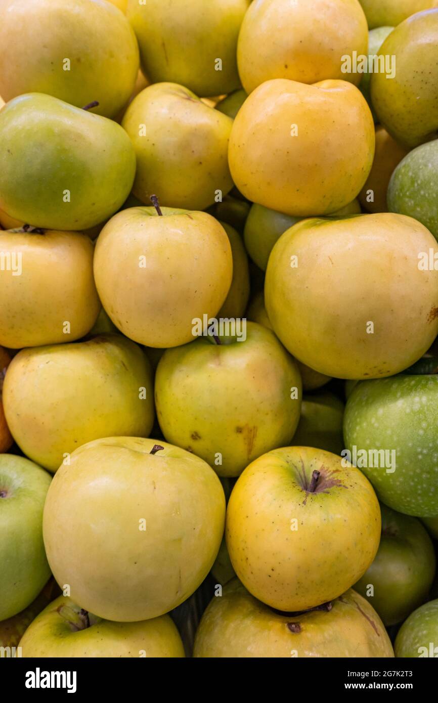 Yellow apples hi-res stock photography and images - Alamy