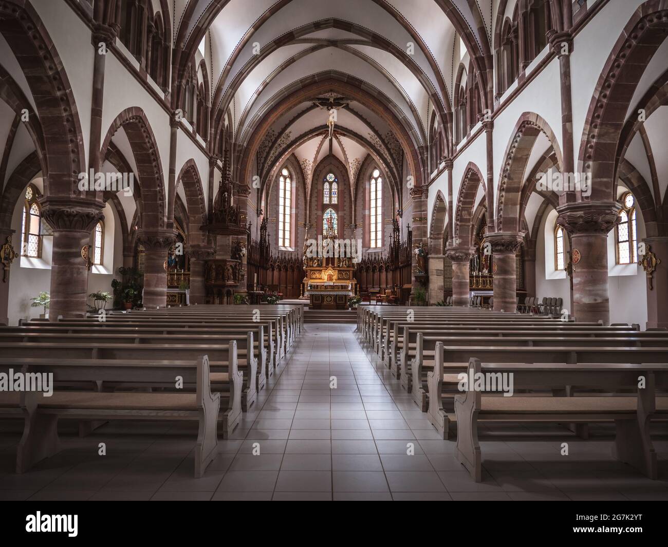 Cathedral architecture church aisle hi-res stock photography and images ...