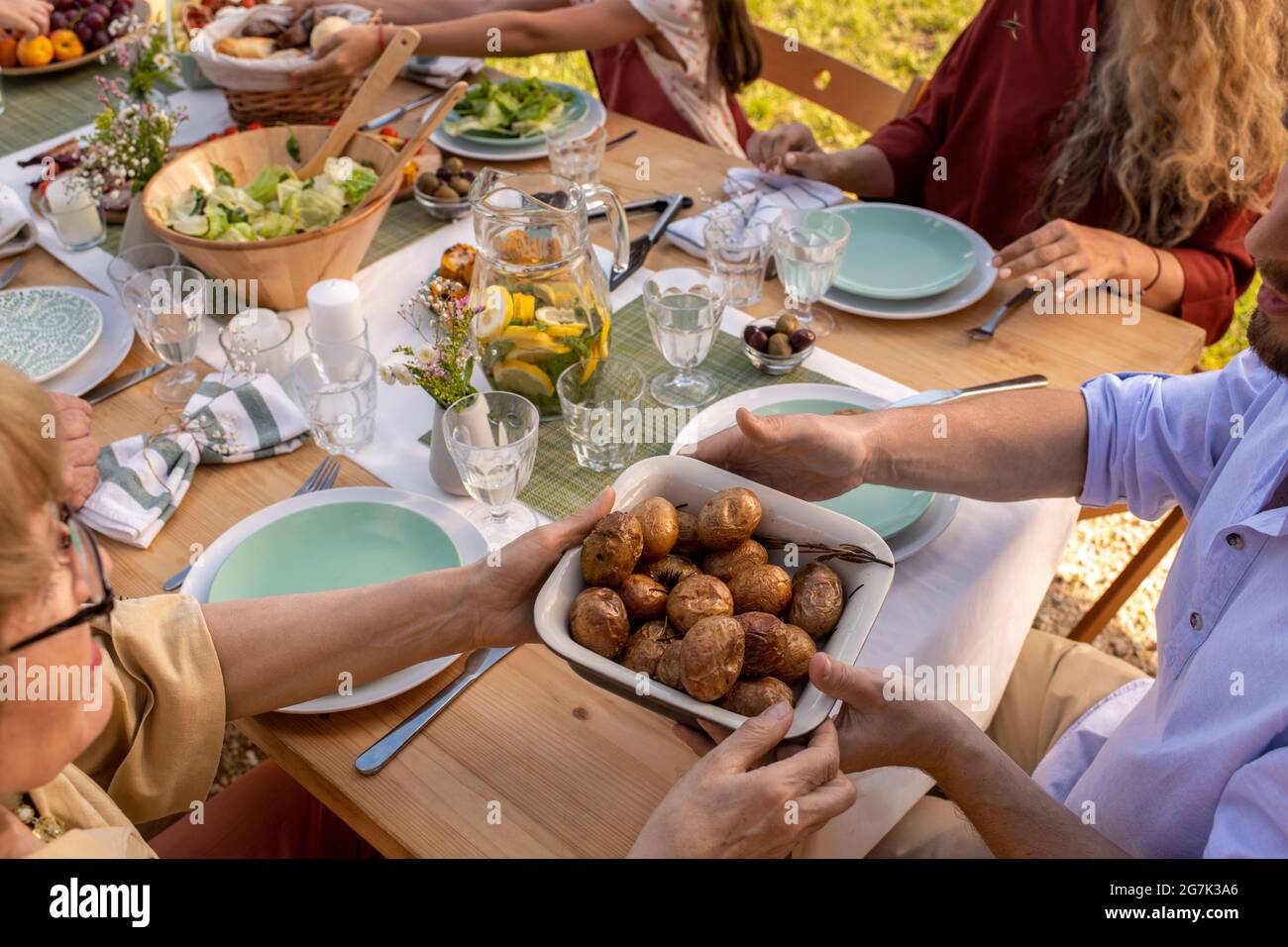 Passing food dinner table hi-res stock photography and images - Alamy
