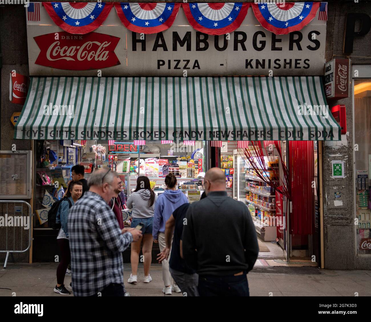 Shop fronts 1960s hi-res stock photography and images - Alamy