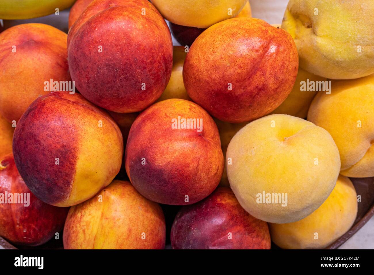 Fresh ripe peaches on the counter of a farm shop Stock Photo - Alamy