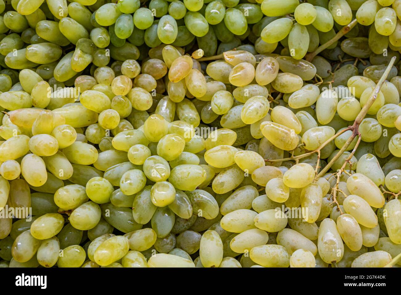 Grapes grocery store hi-res stock photography and images - Alamy