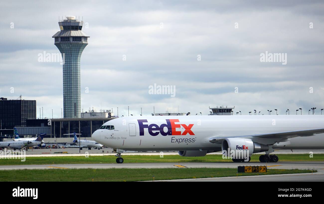 Fedex boeing 767 hi-res stock photography and images - Alamy
