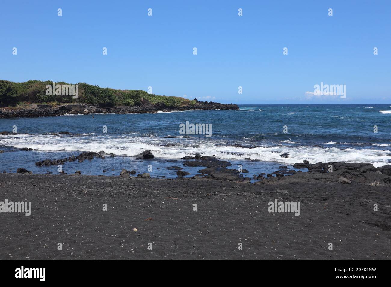 Black sand beach in Kona, Hawaii during daylight Stock Photo - Alamy