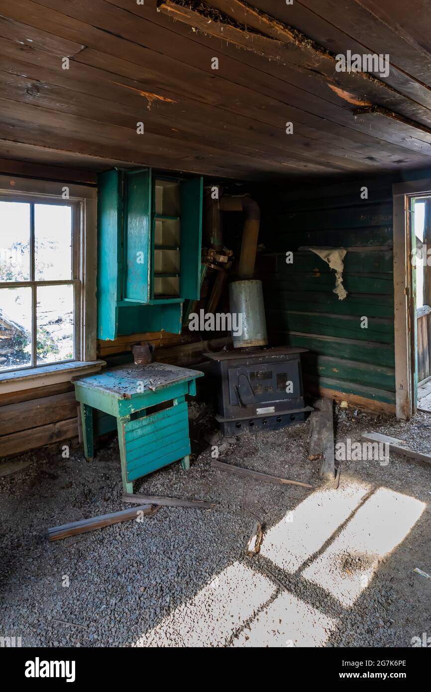 Log cabin interior log fire hi-res stock photography and images - Alamy