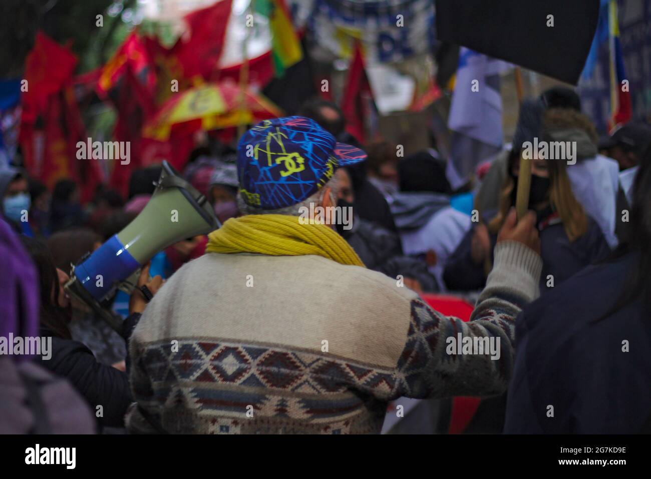 Protesters in favor of the Cuban government at the Embassy (Photo by ...