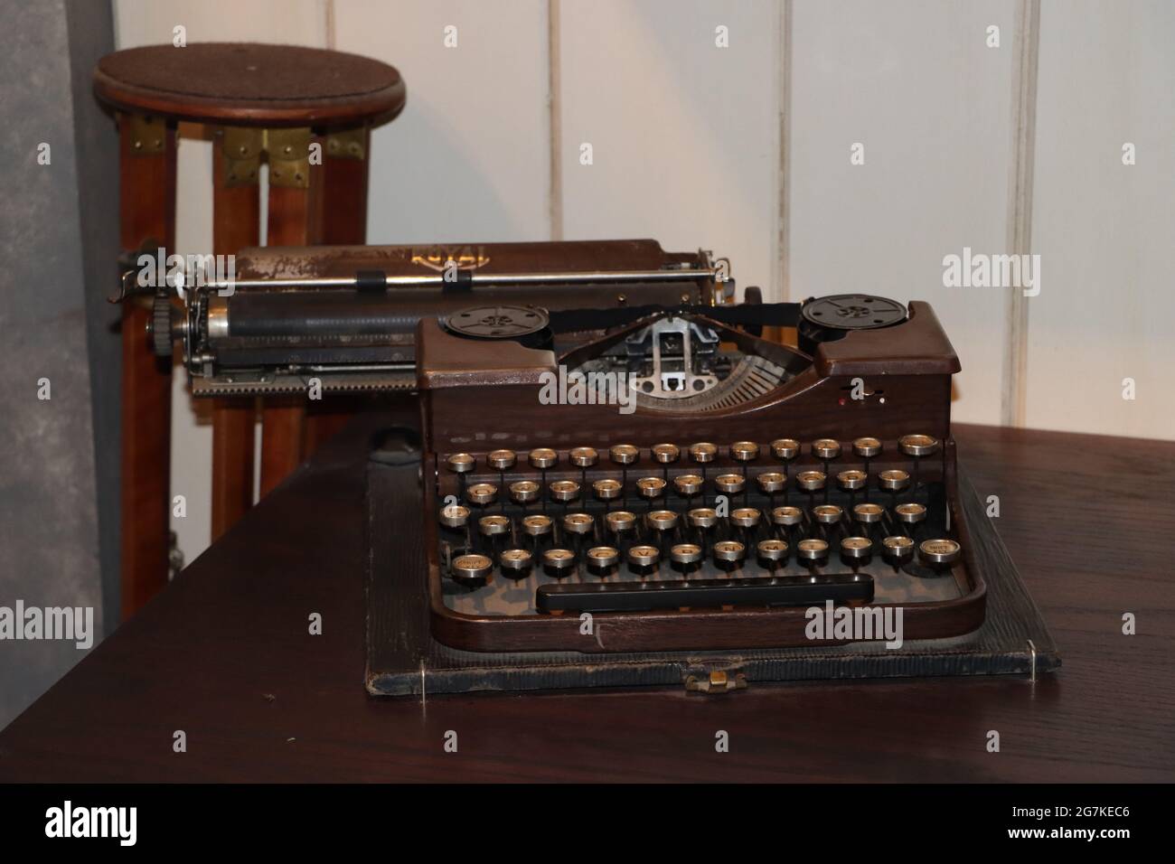 Typewriter on display hi-res stock photography and images - Alamy