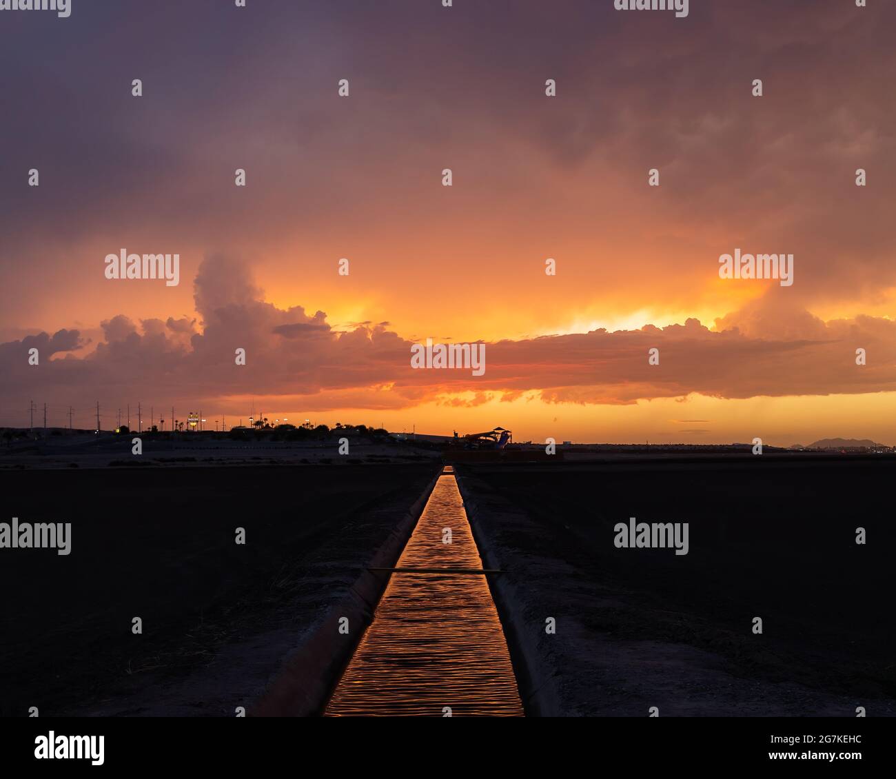 Vibrant gold sunset hi-res stock photography and images - Alamy