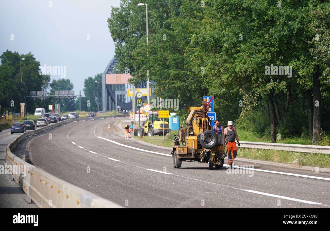 14 July 2021, Hamburg: Vehicles drive on the A255 motorway in the ...