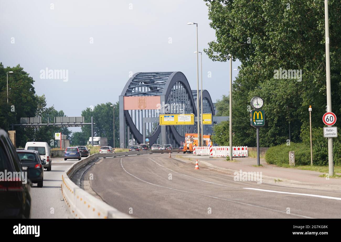 14 July 2021, Hamburg: Vehicles drive on the A255 motorway in the ...