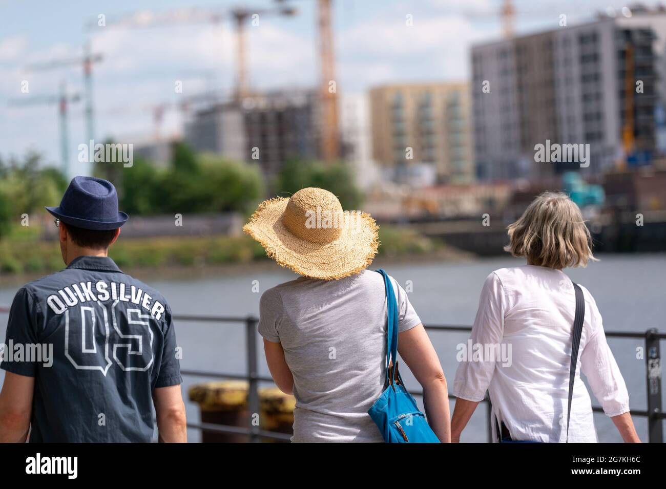 Hamburg, Germany. 10th July, 2021. Strollers with sun hats walk over ...