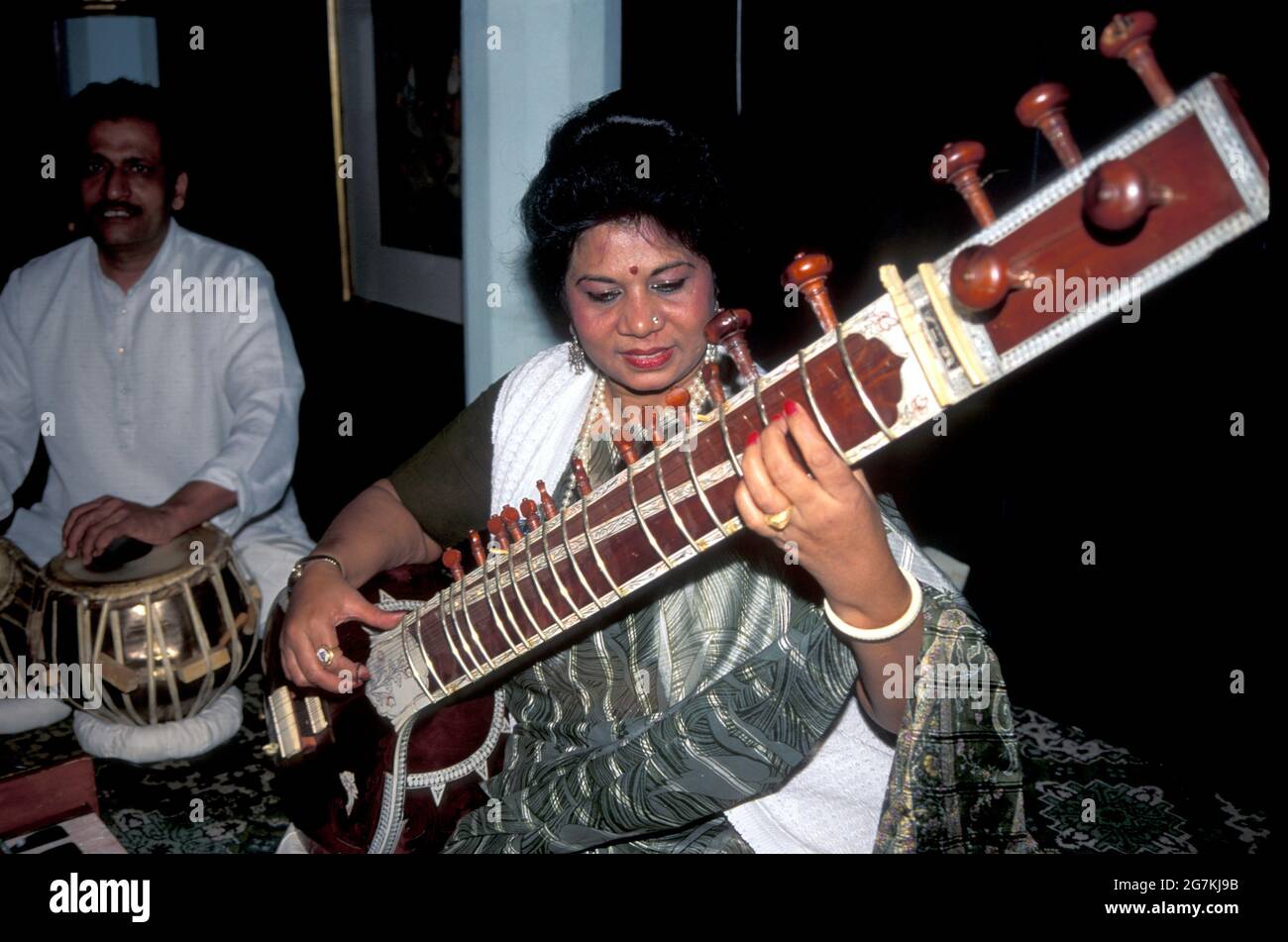 Tabla and sitar hi-res stock photography and images - Alamy