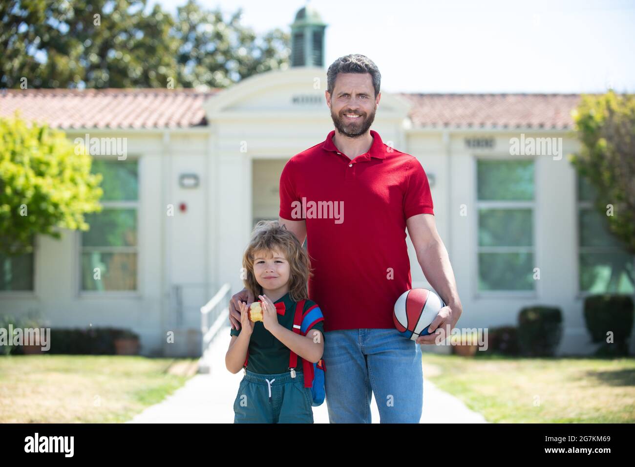 Father walking children to school hi-res stock photography and images ...