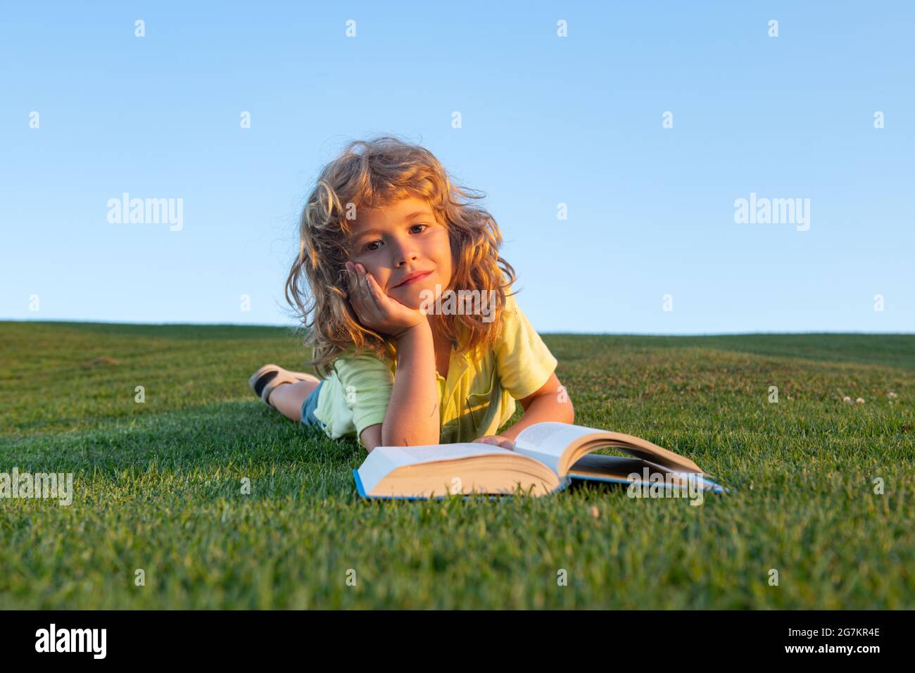 Reading outside preschool hi-res stock photography and images - Alamy