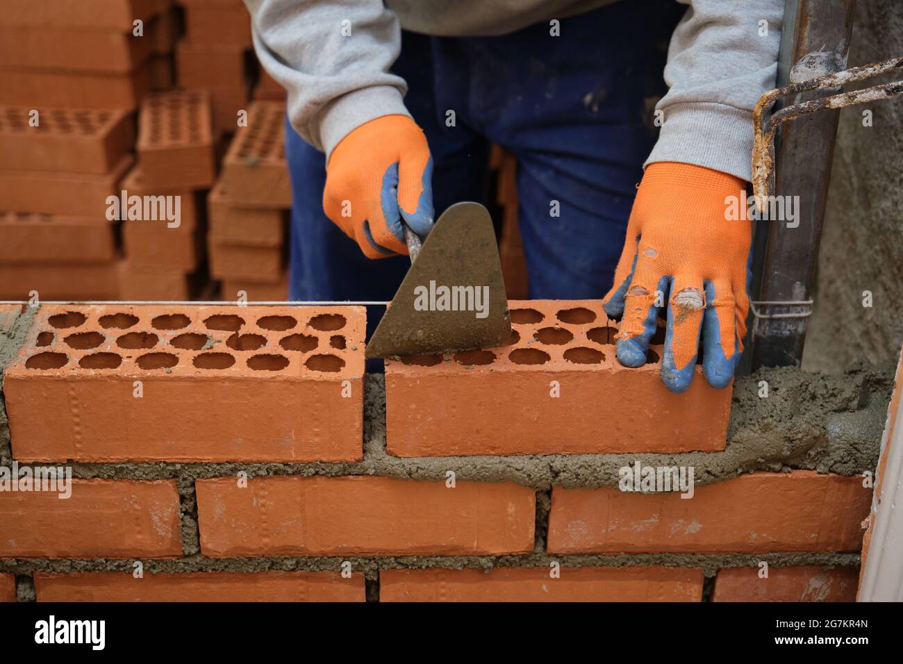 Builder installation hi-res stock photography and images - Alamy