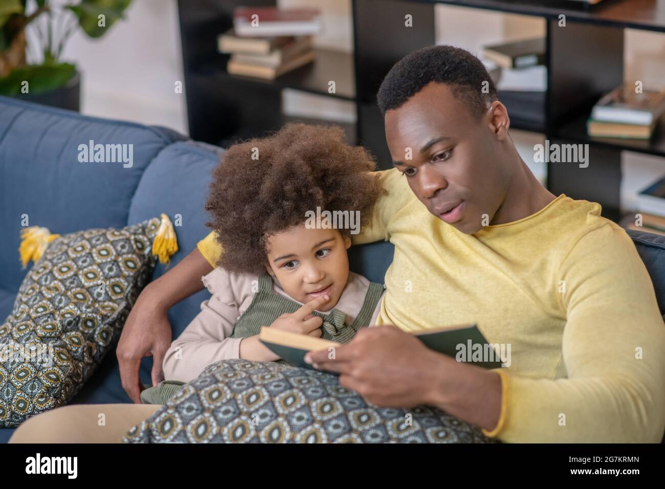 Dad reading with daughter hi-res stock photography and images - Alamy