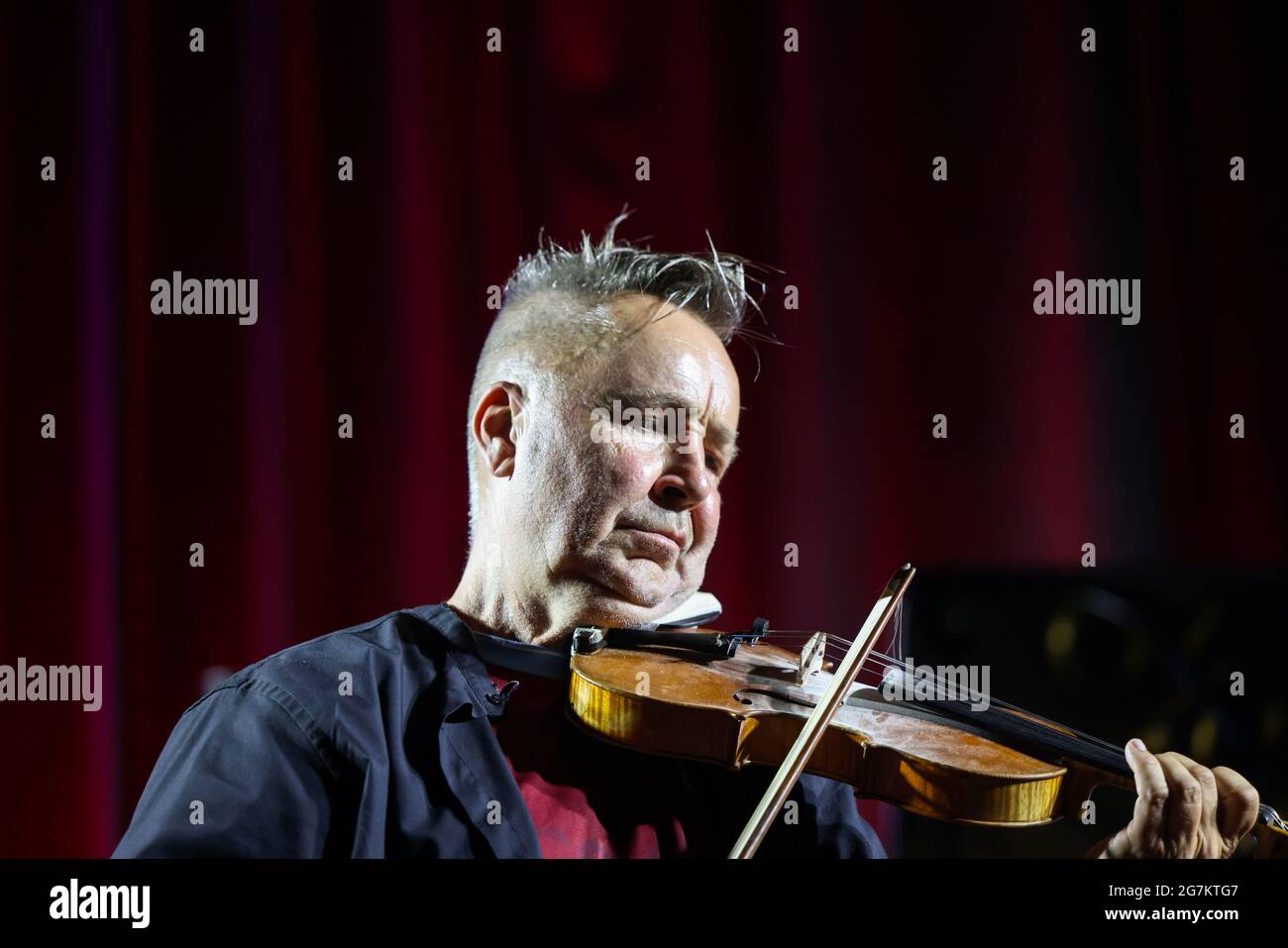 English violinist nigel kennedy hi-res stock photography and images - Alamy