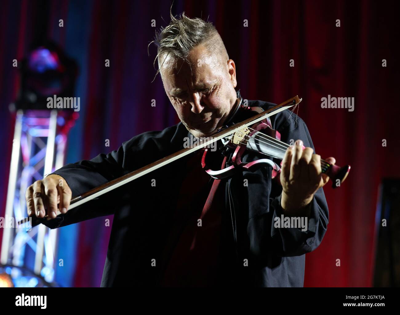 English violinist nigel kennedy hi-res stock photography and images - Alamy