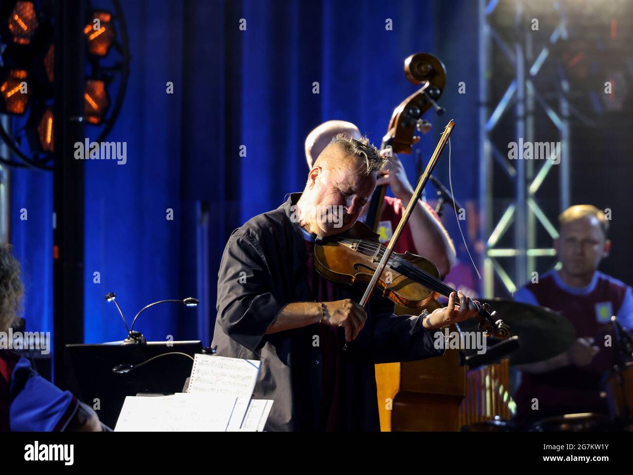 English violinist nigel kennedy hi-res stock photography and images - Alamy