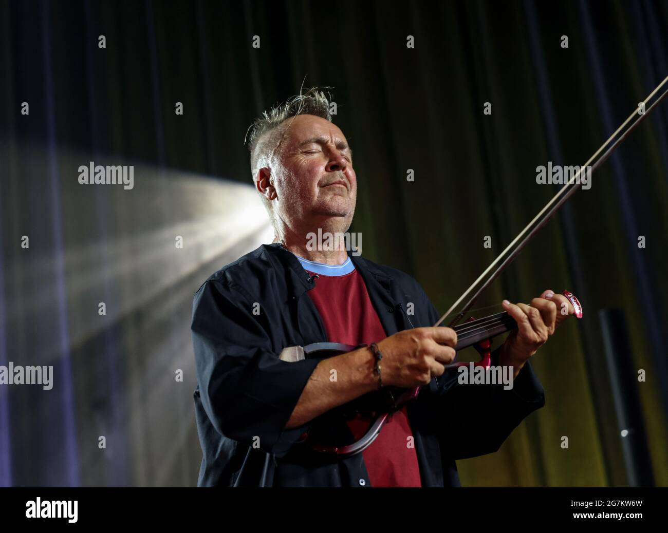 English violinist nigel kennedy hi-res stock photography and images - Alamy
