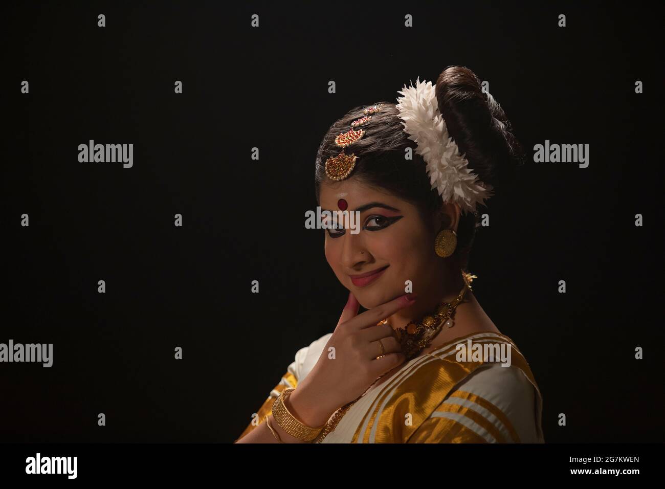 Portrait of a beautiful Mohiniattam dancer in Ardhachandra mudra Stock ...