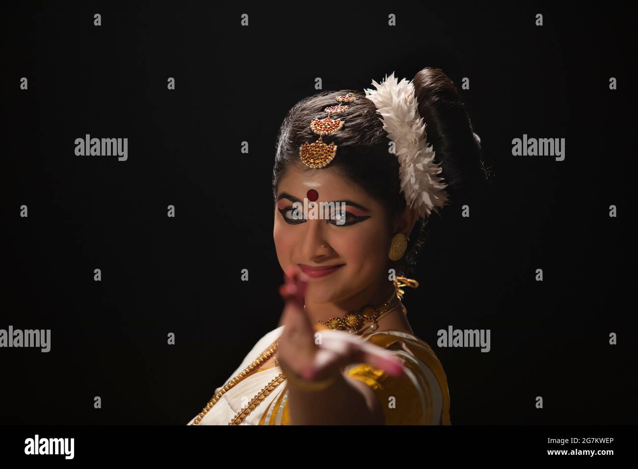 Portrait of a beautiful Mohiniattam dancer in Ardhachandra mudra Stock ...
