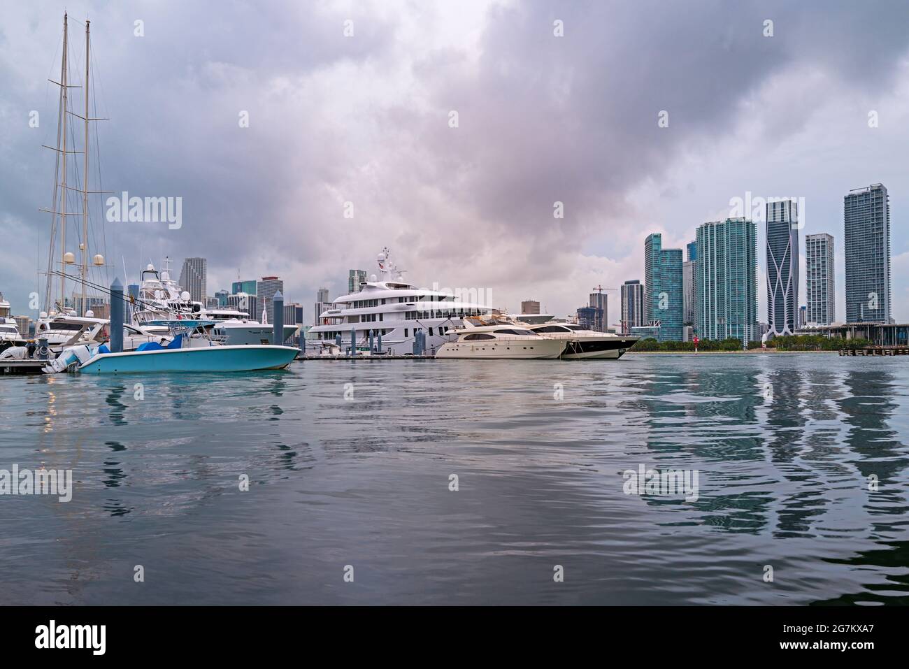 Miami at sunset. Miami Florida, colorful skyline of Macarthur causeway ...