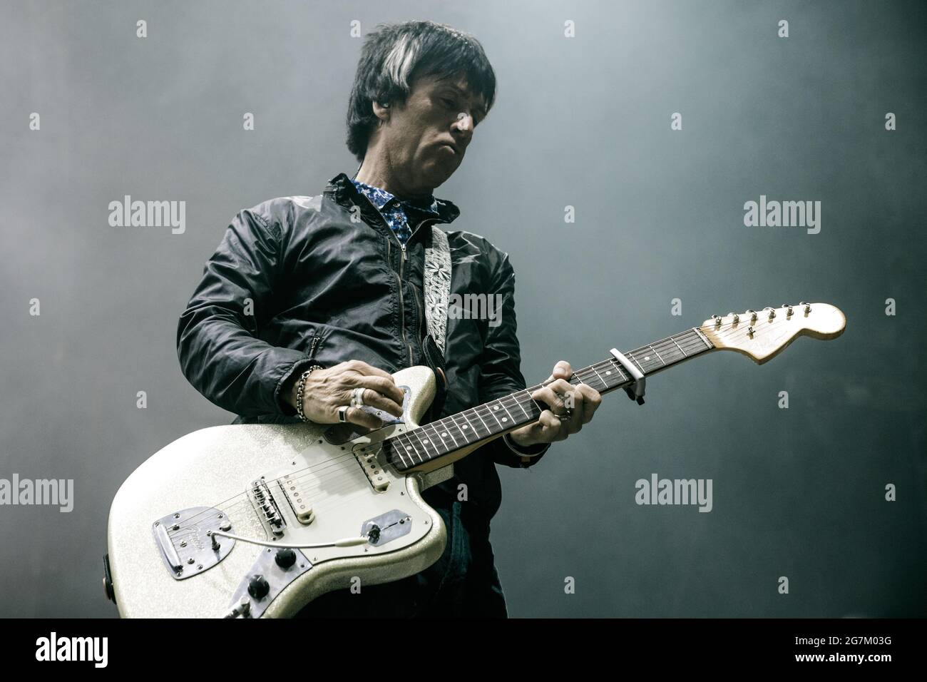 Johnny marr on stage a hi-res stock photography and images - Alamy
