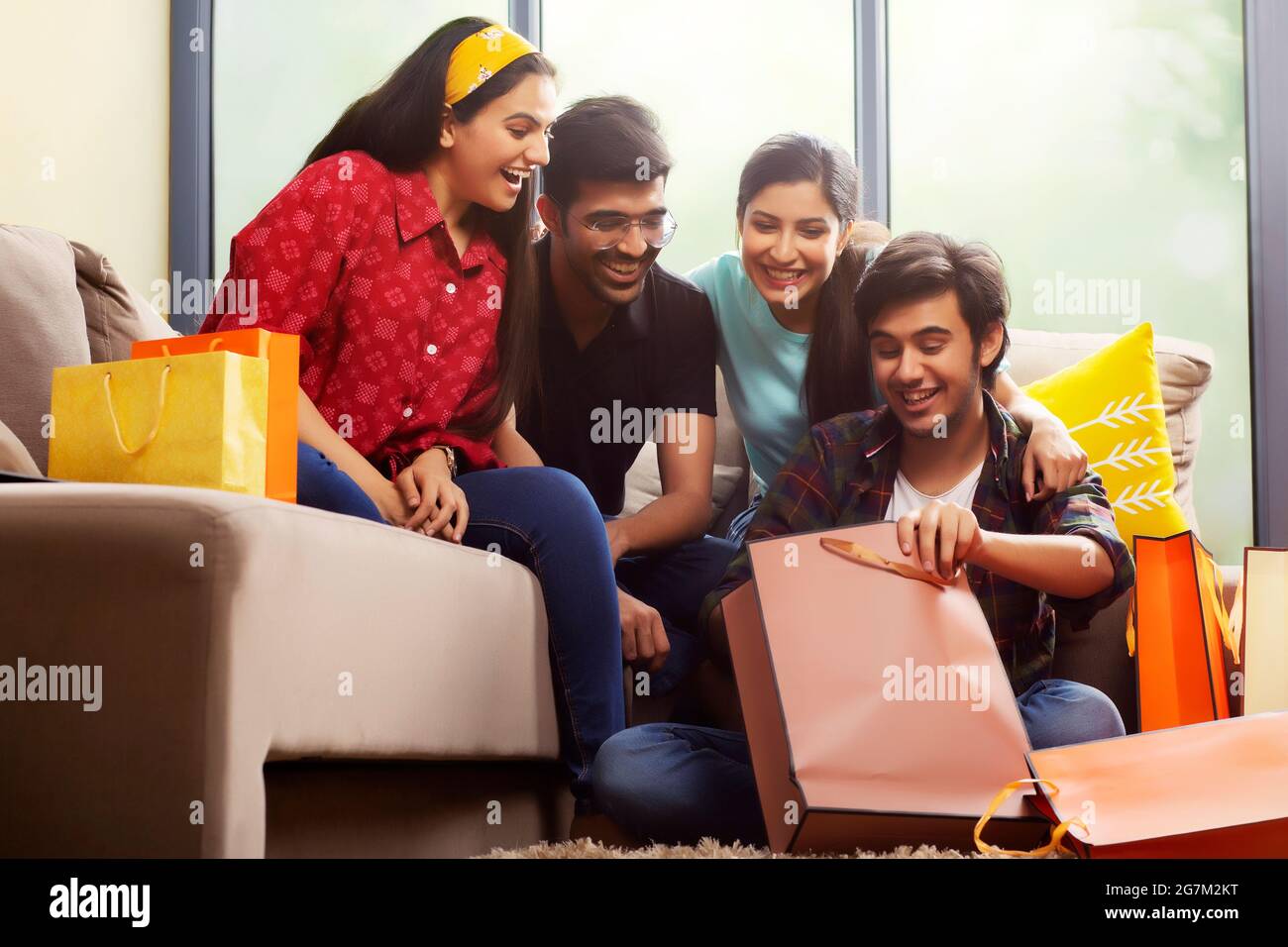 Room full of friends hi-res stock photography and images - Alamy