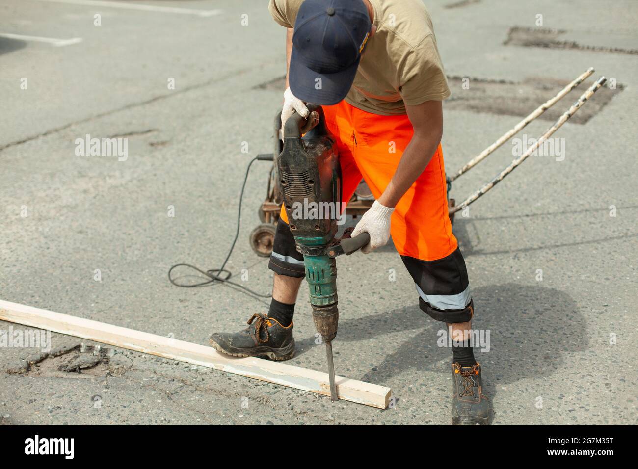 Man using a jackhammer hi-res stock photography and images - Alamy