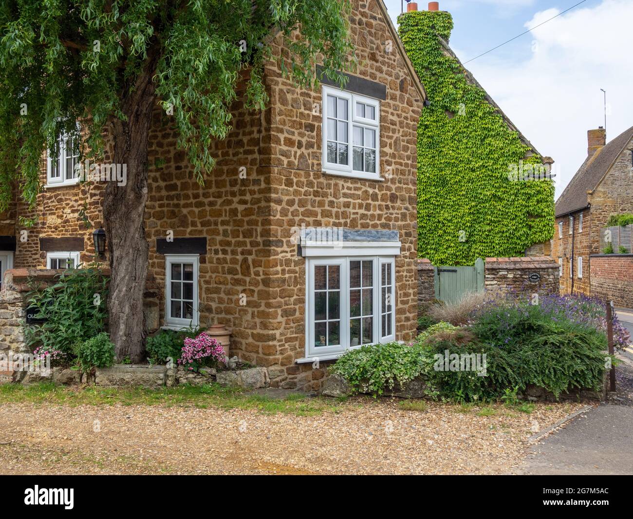 English stone house hi-res stock photography and images - Alamy
