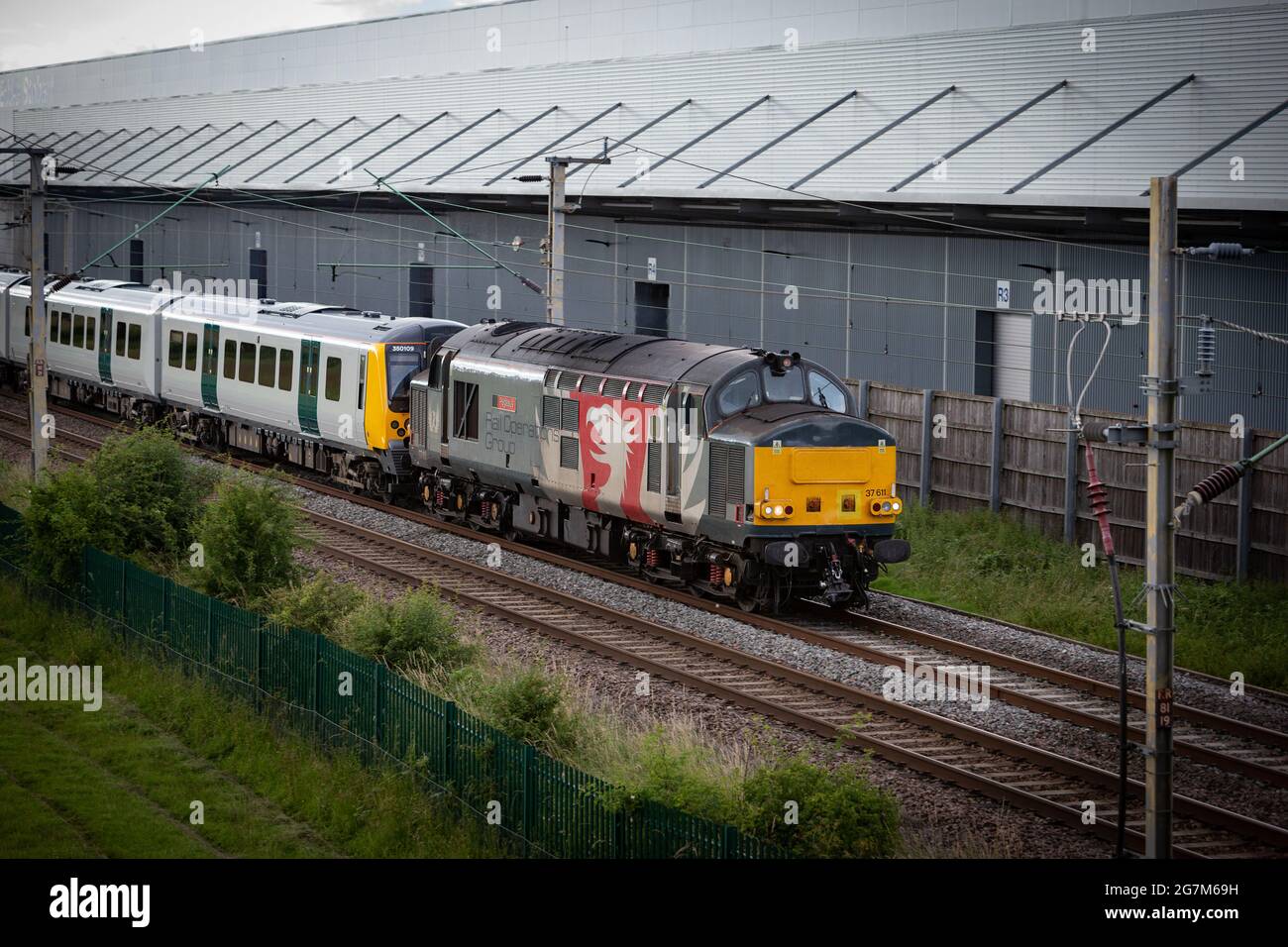 ROG - Class 37 - 37611 pulling refurbished 350 stock to Northampton ...