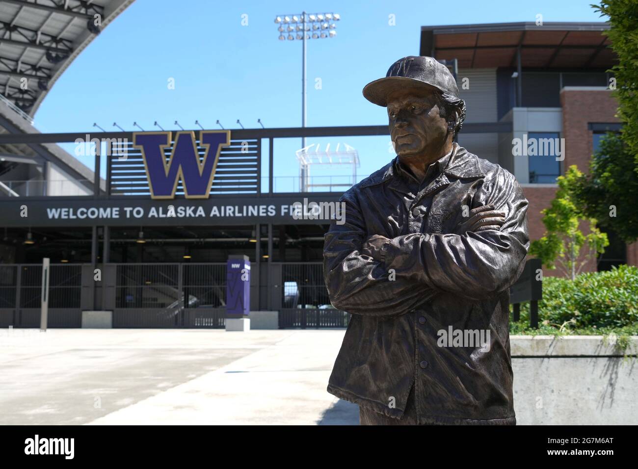 Husky statue hi-res stock photography and images - Alamy