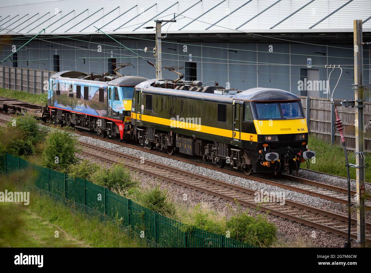 DB Class 90 90024 and 90026 arriving at DIRFT from Mossend Stock Photo ...