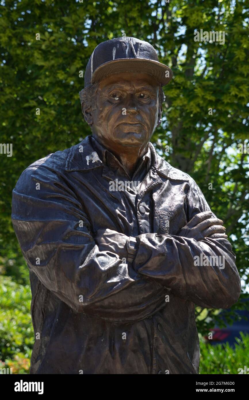 A statue of former Washington Huskies coach Don James at Husky Stadium ...