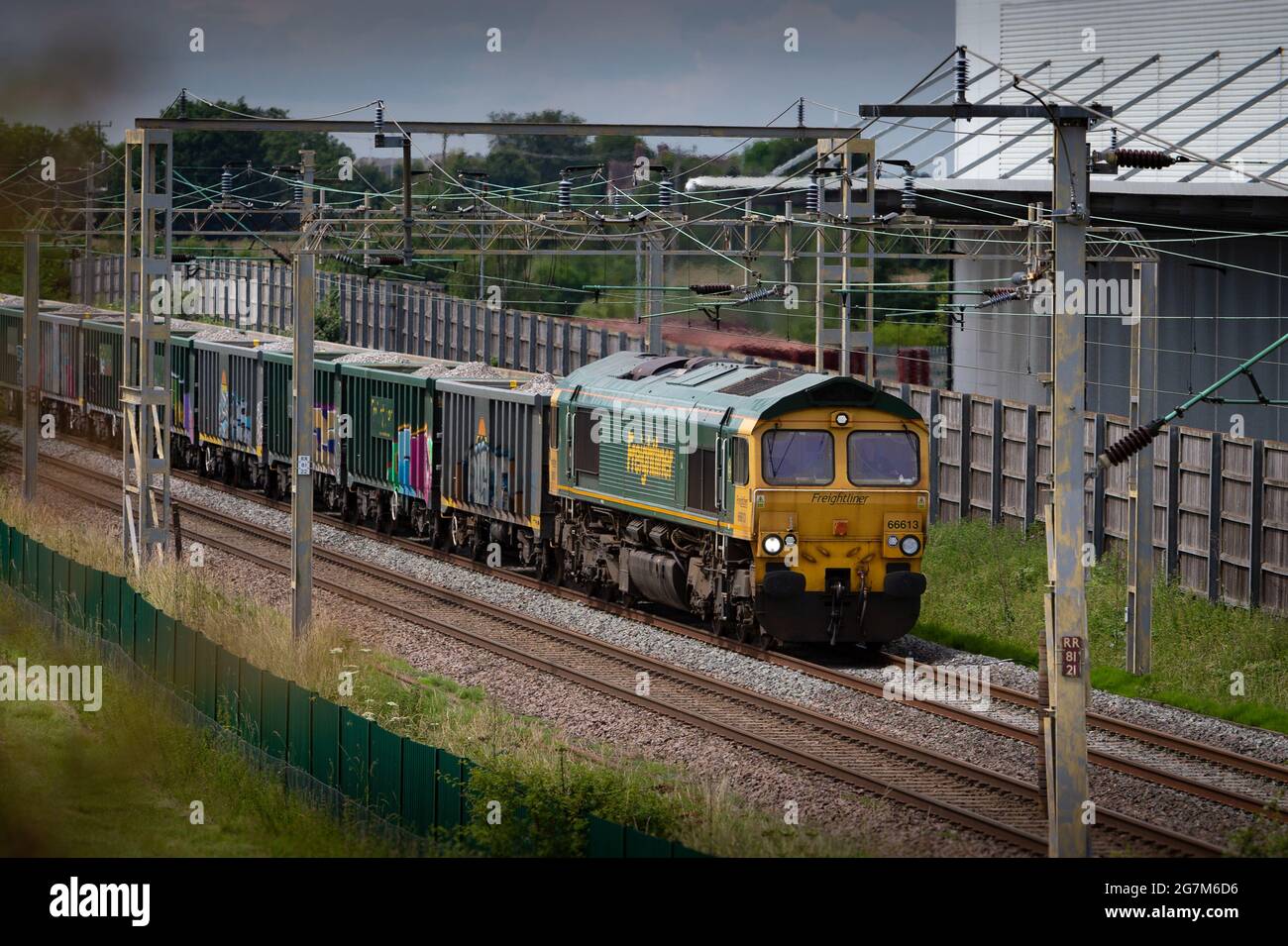 Freightliner Class 66 - 66613 passing DIRFT Stock Photo - Alamy